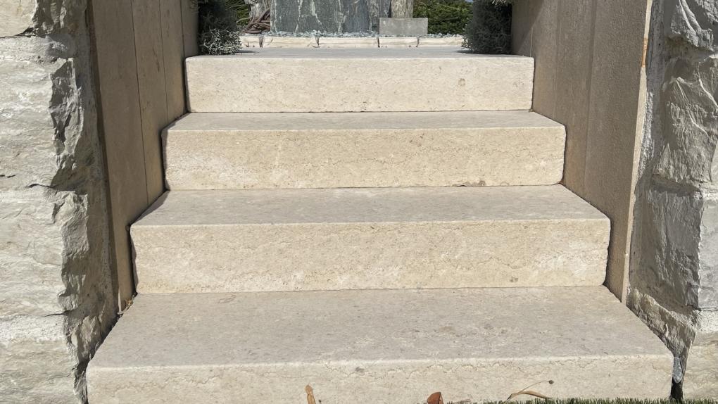 Blockstufen: Naturstein für die Treppe aus Granit, Basalt, Travertin ...